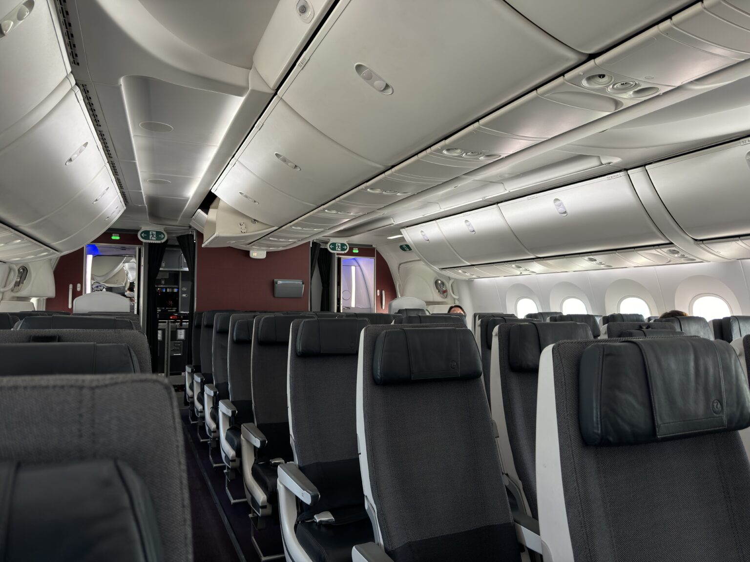 Aisle vs Window Seats: The Pros And Cons - Altitude Yes