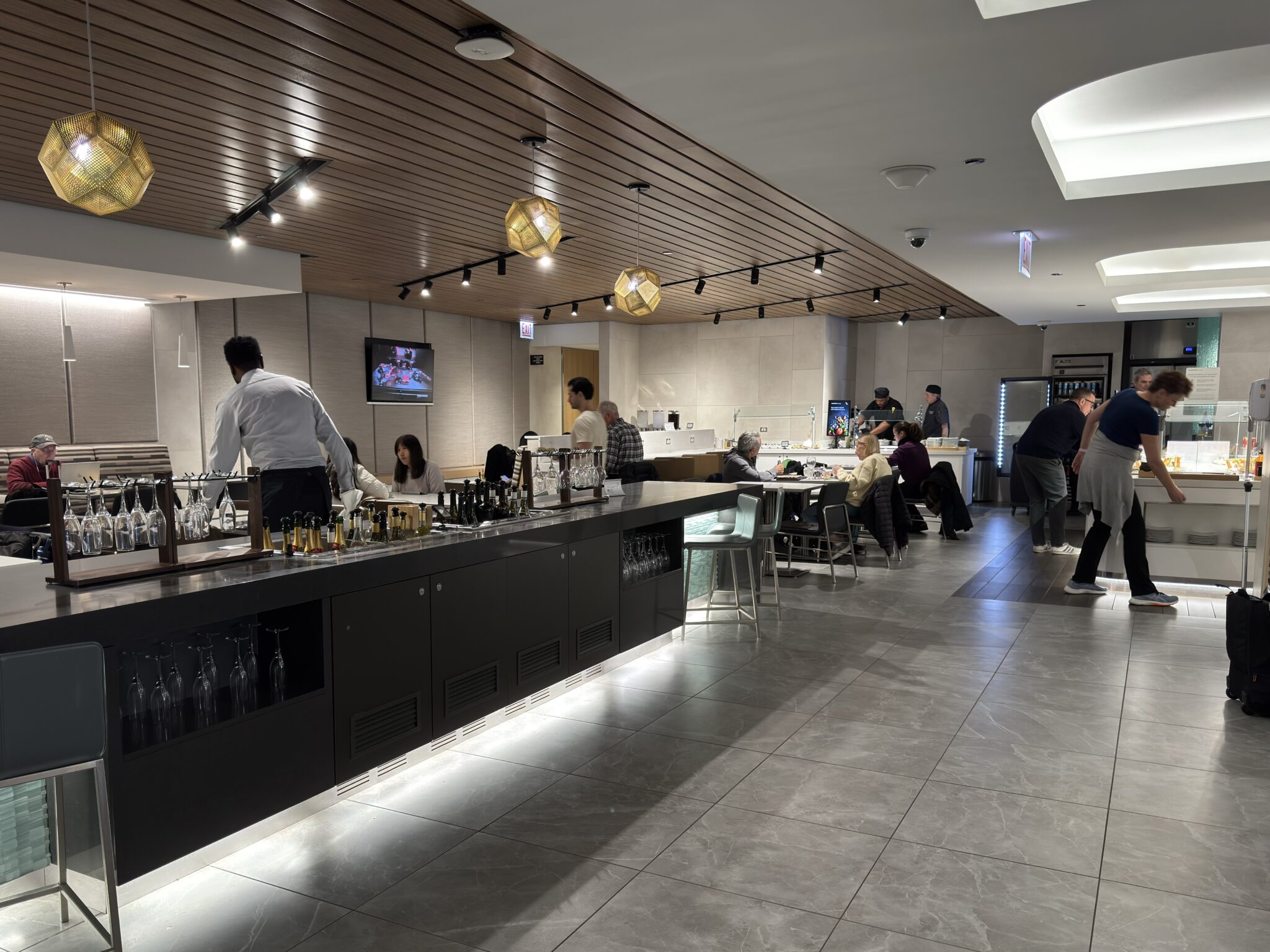 Review: American Airlines Flagship Lounge, Chicago O’Hare (ORD ...