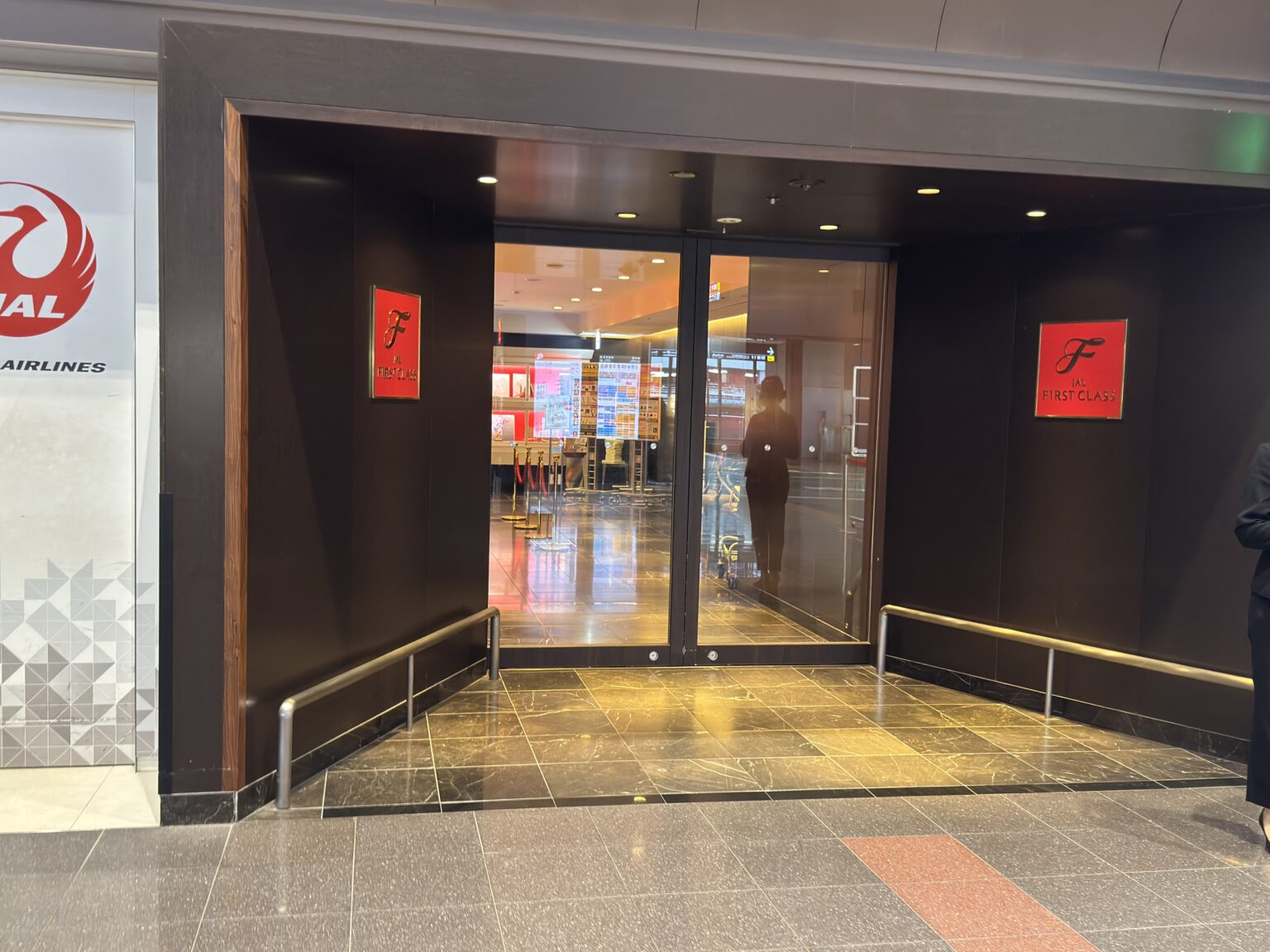 Review: Japan Airlines First Class, Tokyo to Osaka (HND-ITM) - Altitude Yes